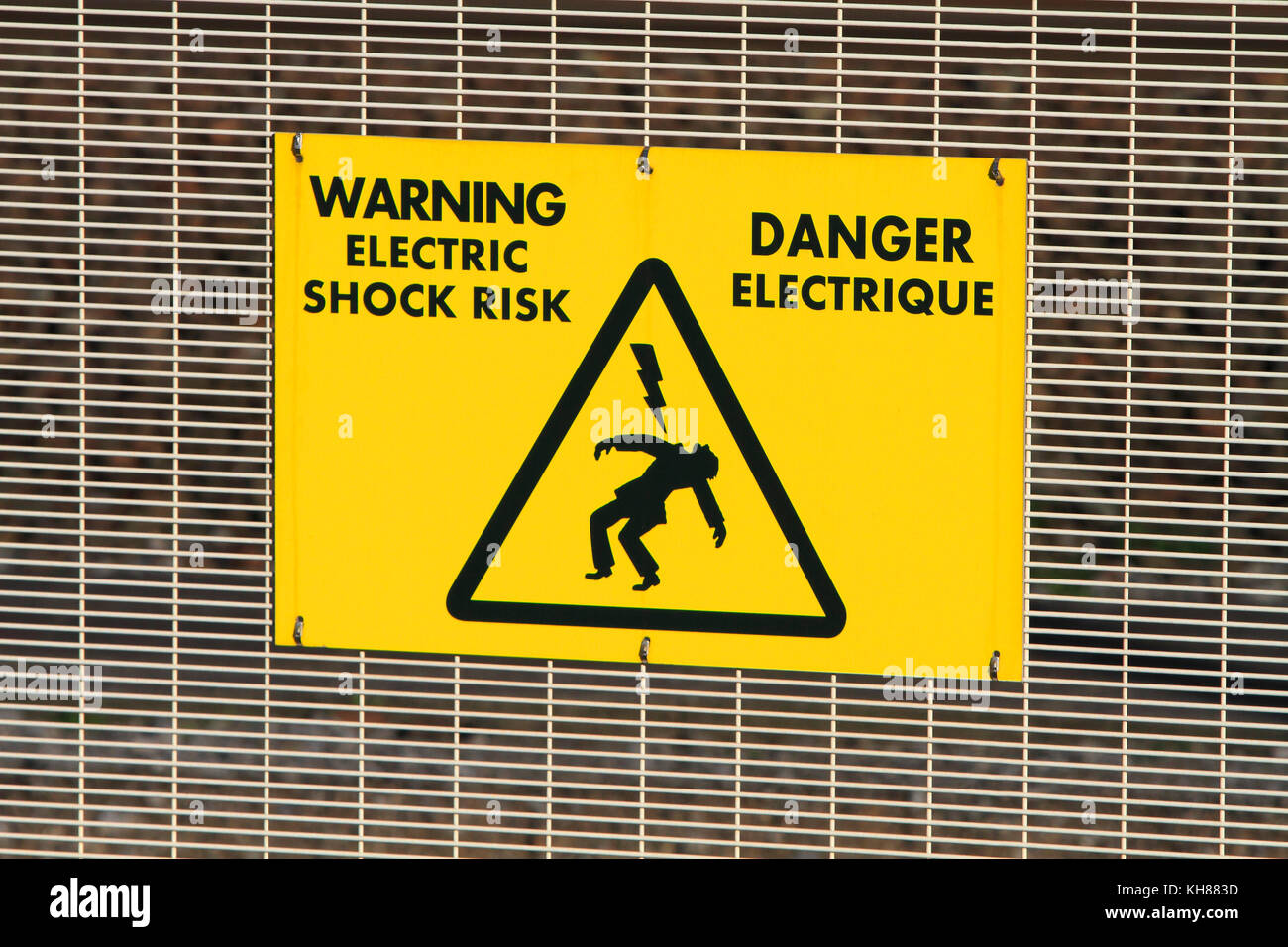 Warnung vor stromschlag durch piktogramme -Fotos und -Bildmaterial in ...