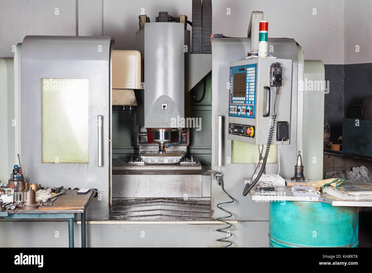 Stanzen metal -Fotos und -Bildmaterial in hoher Auflösung – Alamy