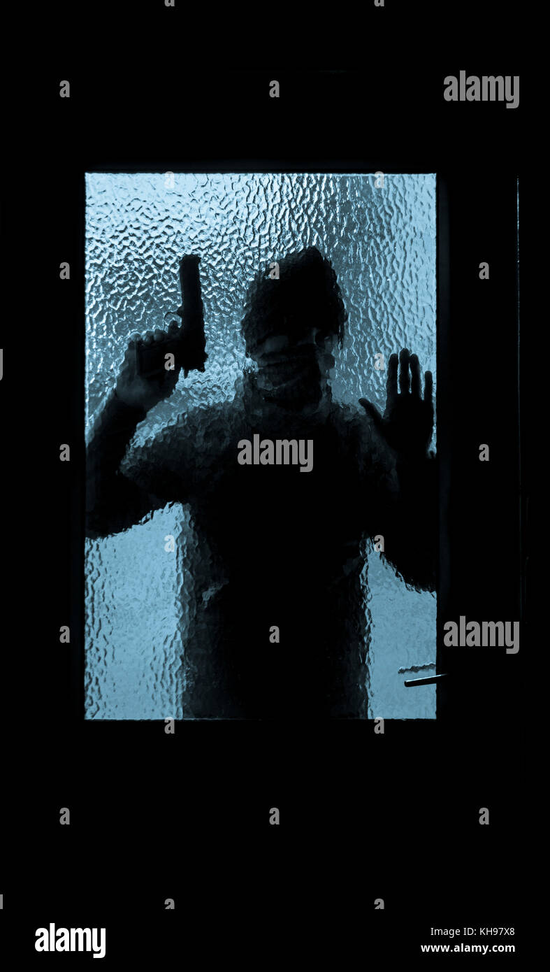 Man holidaing pistole -Fotos und -Bildmaterial in hoher Auflösung – Alamy