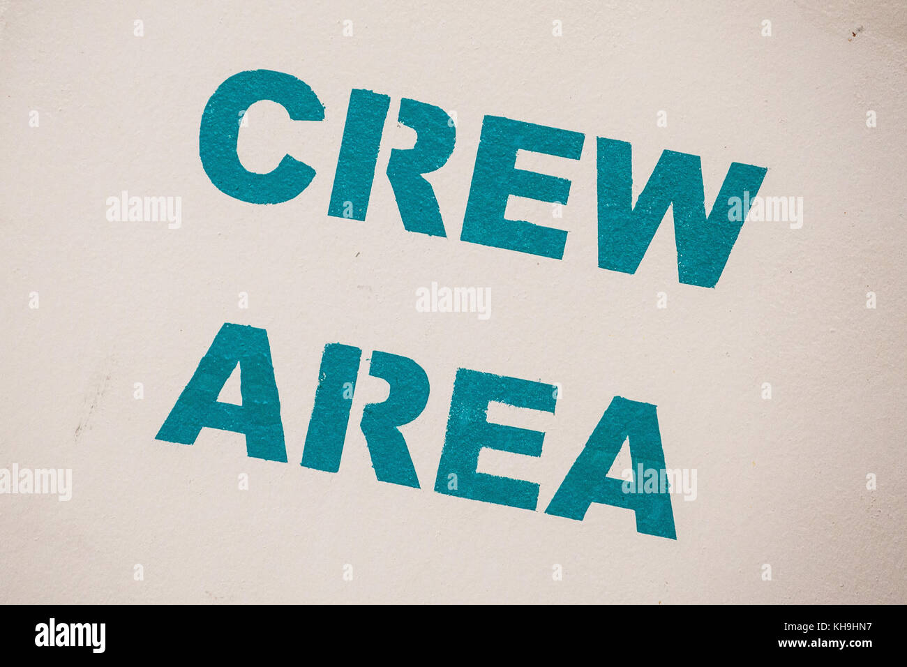 Crew only sign -Fotos und -Bildmaterial in hoher Auflösung – Alamy