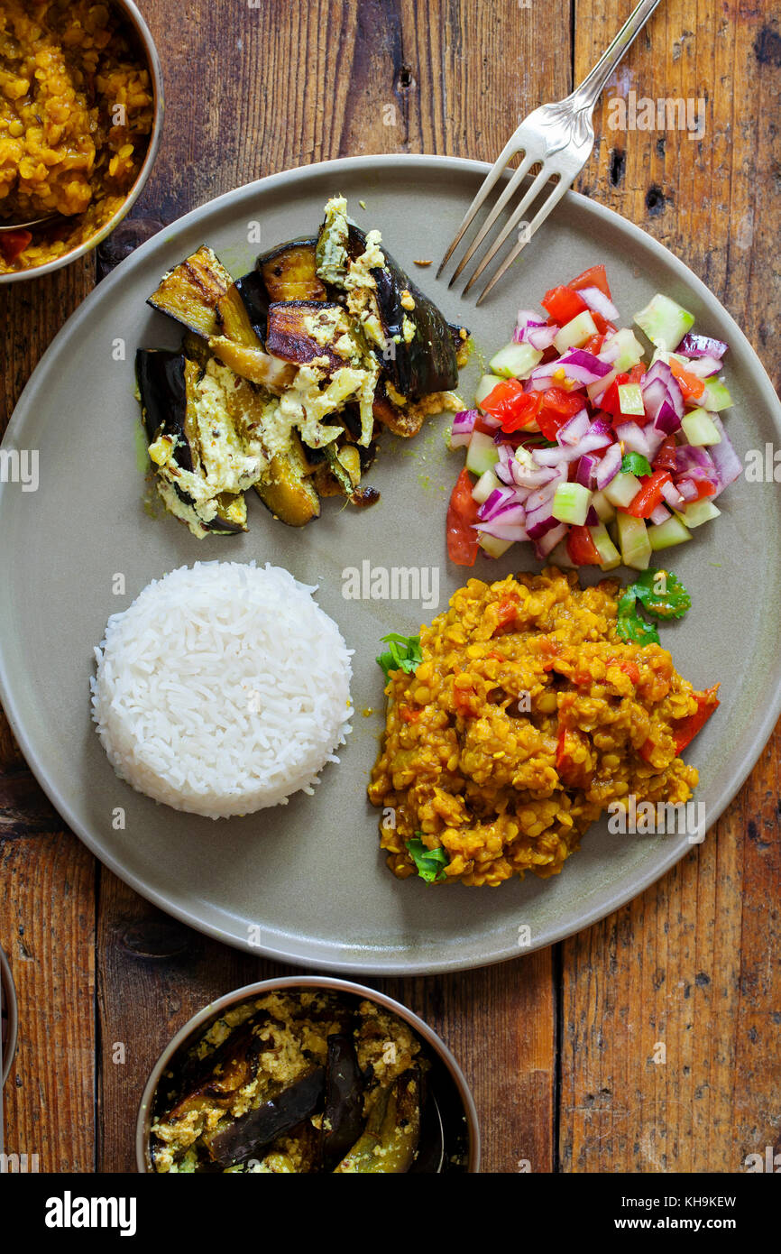 Indisches essen mit masoor Dal-Linse Curry, dahi baingan, Reis und ...