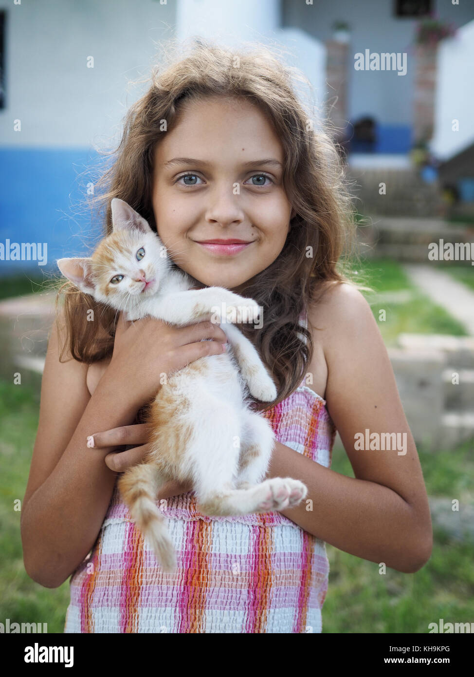 Kleines mädchen mit katze -Fotos und -Bildmaterial in hoher Auflösung ...