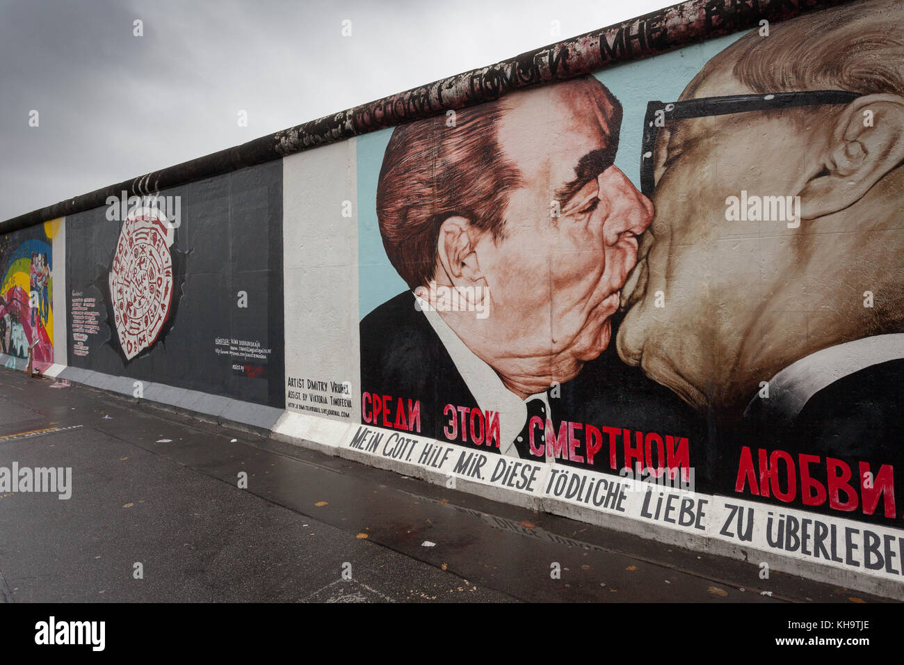 Das berühmte Gemälde von Leonid Breschnew, der Erich Honecker küsste ...