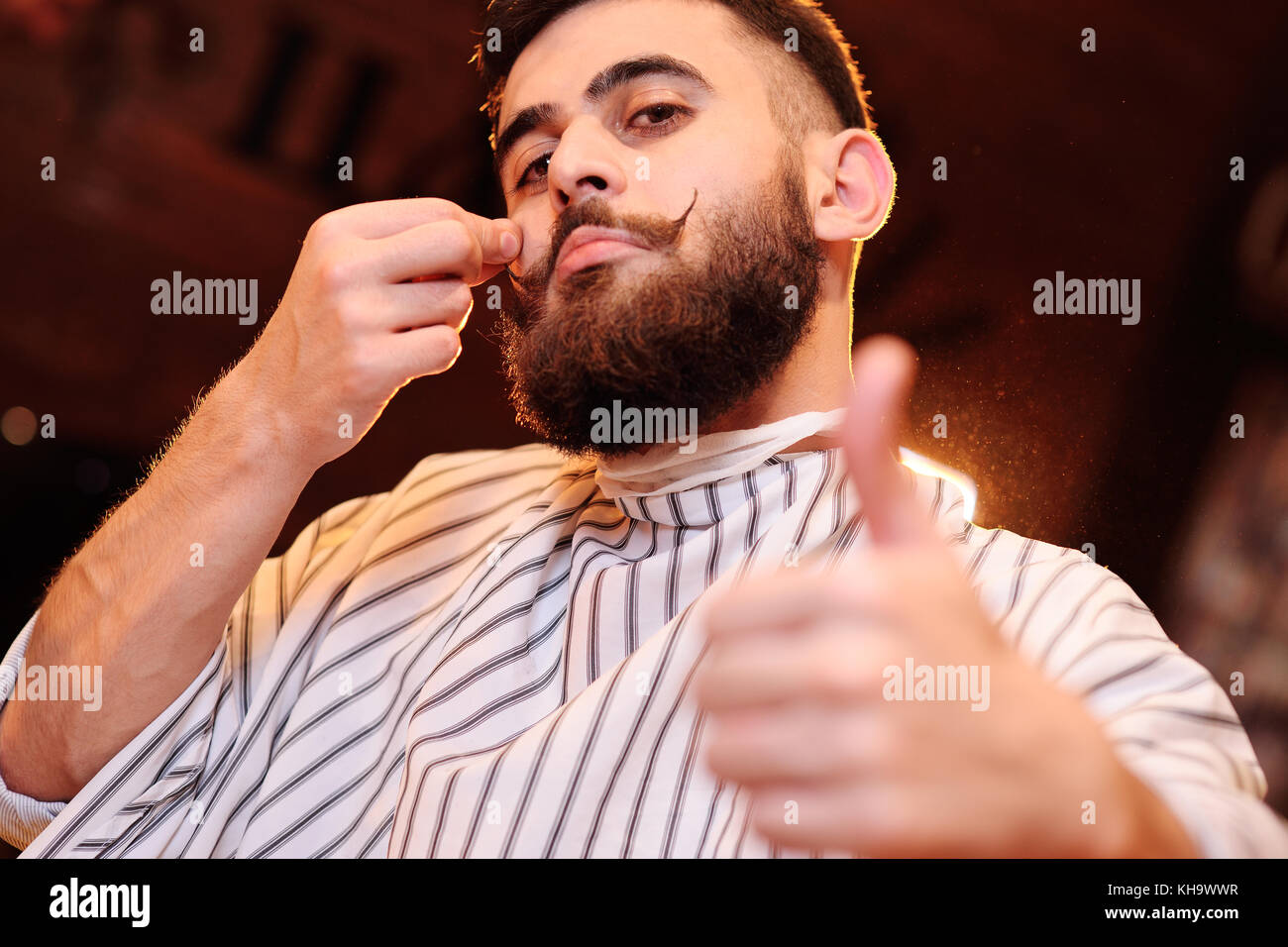 Schnurrbart drehen -Fotos und -Bildmaterial in hoher Auflösung – Alamy