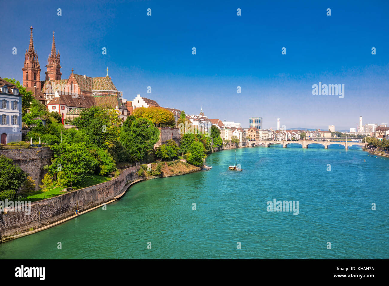 Altstadt von Basel mit Munster Dom und der Rhein, Schweiz, Europa ...
