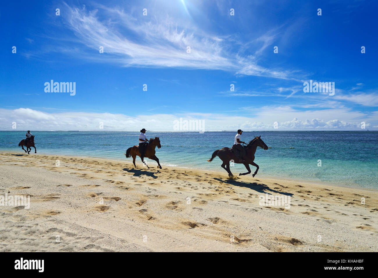 Reiter am Strand von le Morne, St. Regis Resort, Halbinsel Le Morne Brabant, Mauritius ...