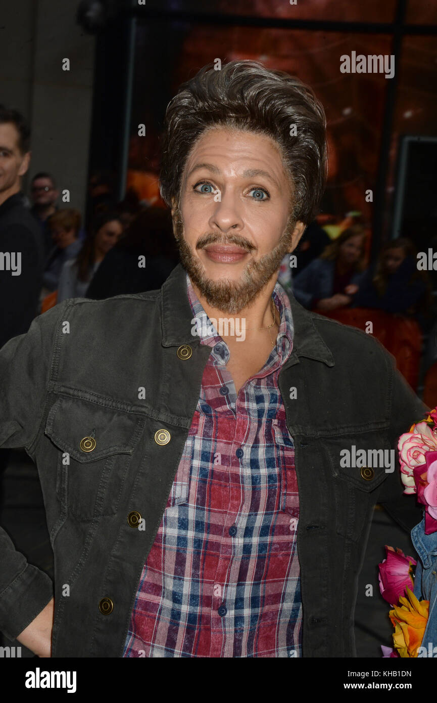 NEW YORK, NY - OKTOBER 31: Carson Daly, Matt Lauer als Dolly Parton ...