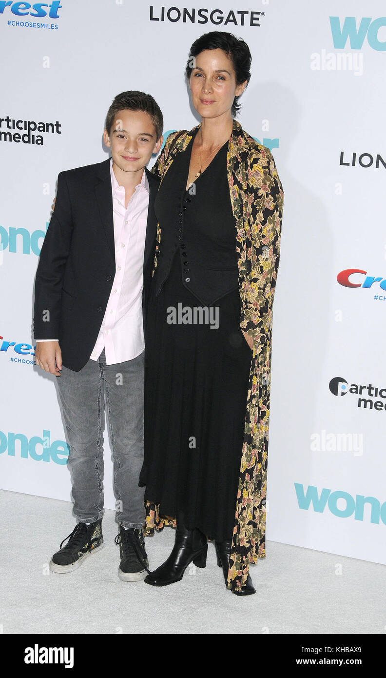 Carrie Anne Moss And Her Son Fotos Und Bildmaterial In Hoher Auflösung Alamy