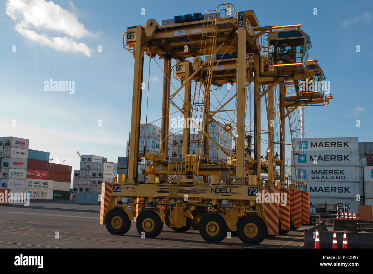 Straddle carriers -Fotos und -Bildmaterial in hoher Auflösung – Alamy