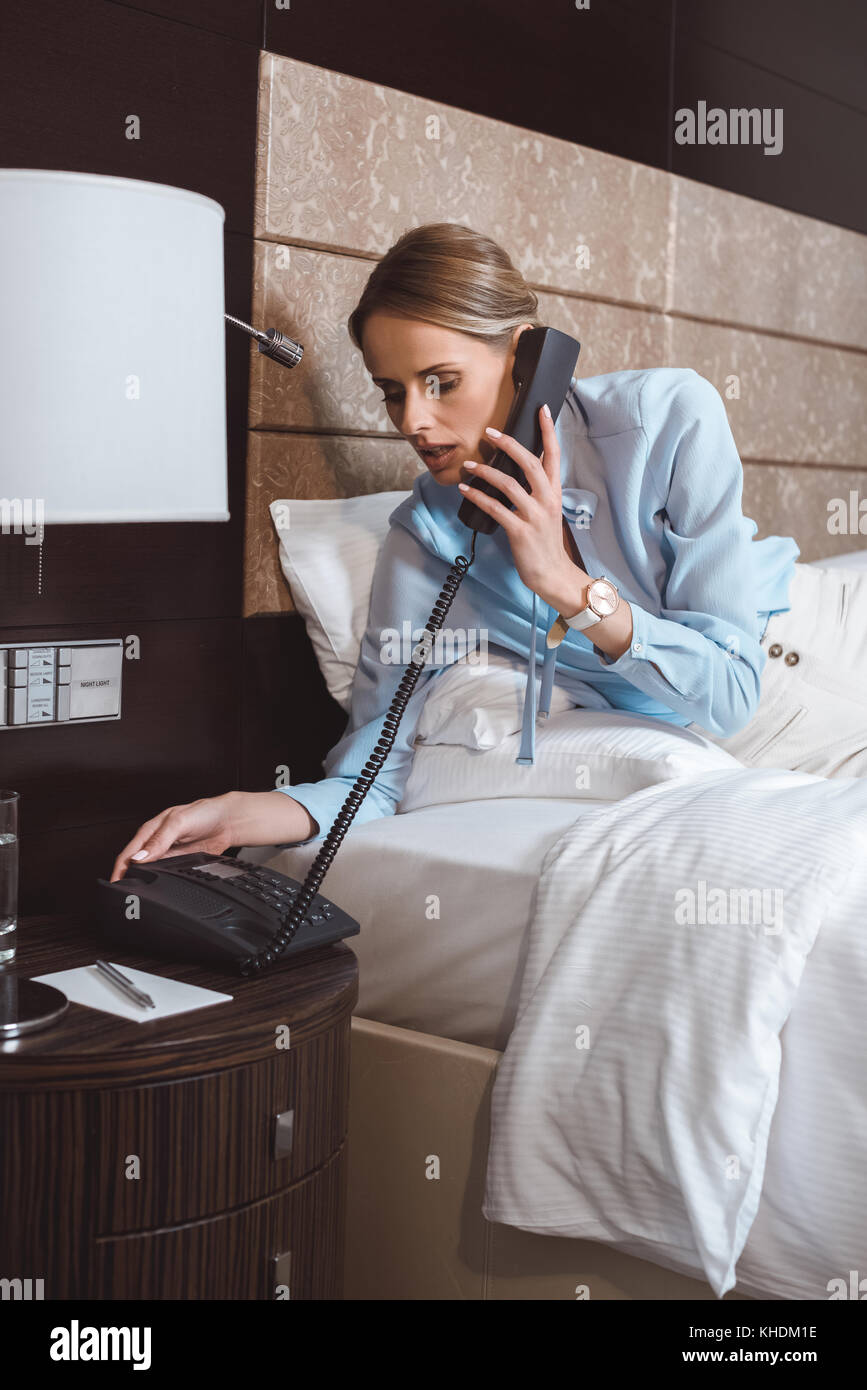 Geschäftsfrau im Gespräch telefonisch im Hotel Stockfotografie - Alamy