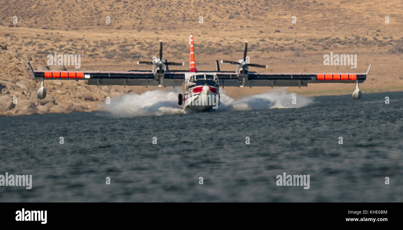 Aero Flite CL-415 Scooper 261 und 262 holt Wasser am Lake Isabella und ...