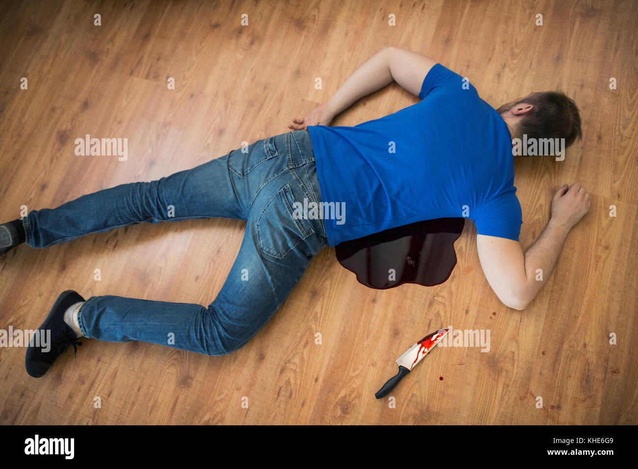 Dead body on floor -Fotos und -Bildmaterial in hoher Auflösung – Alamy