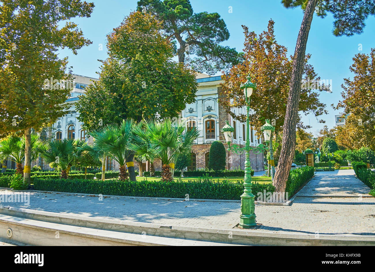 Den geschnittenen Büschen, Palmen und Platanen die abyaz Palast der ...