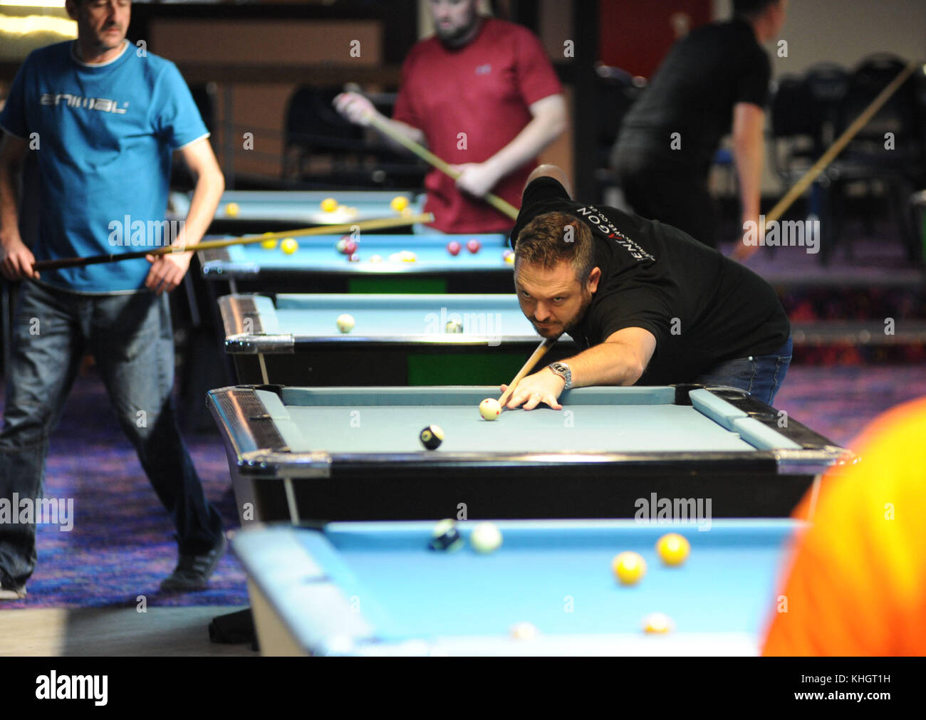 Porthcawl, Wales, UK. am Freitag, den 17. November 2017 pool Spieler ...