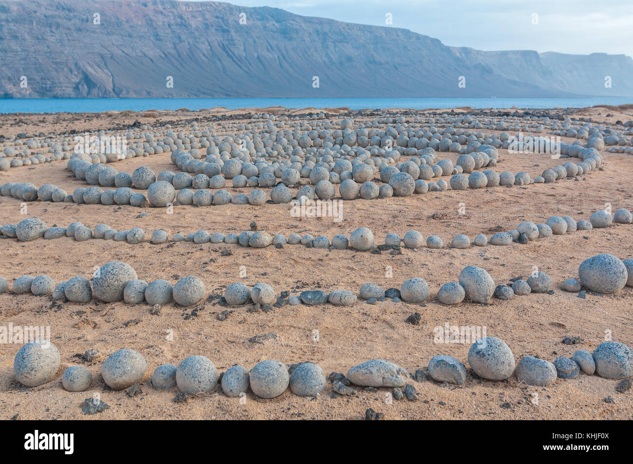 Runde Steine am Boden bildet eine Spirale, in der Nähe des Strandes ...