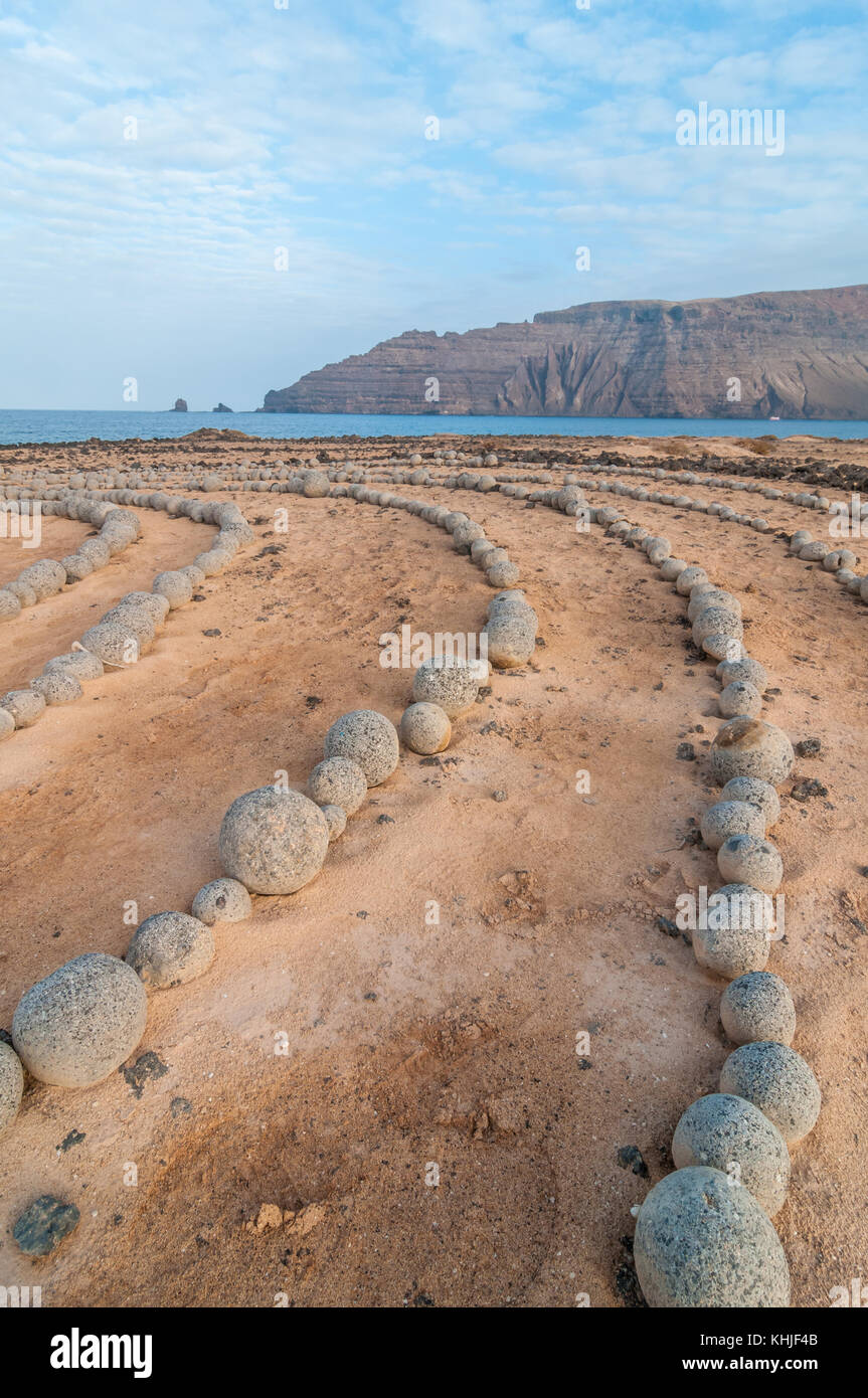 Runde Steine am Boden bildet eine Spirale, in der Nähe des Strandes ...