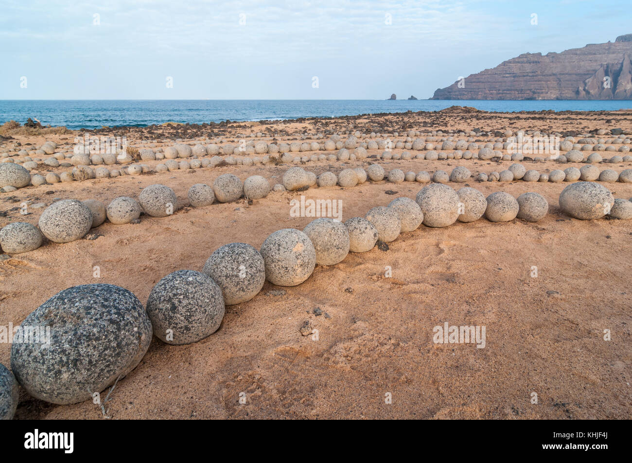 Runde Steine am Boden bildet eine Spirale, in der Nähe des Strandes ...
