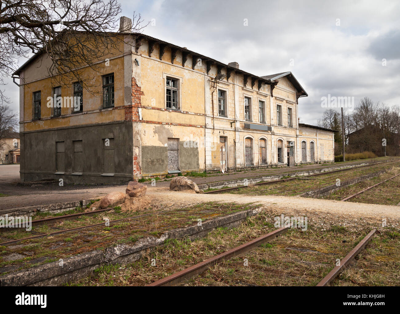 Verlassene Bahn Straße mit alten Bahnhof Stockfotografie - Alamy