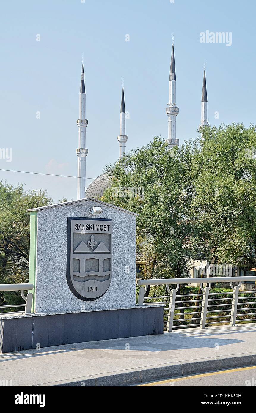 Sanski Most (Bosnien und Herzegowina): Die Sana-Bridge und die zentrale ...