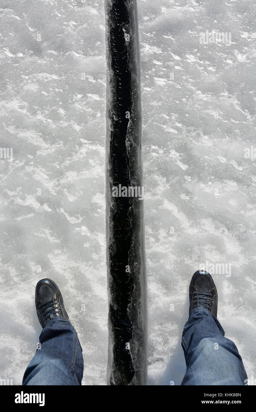 Der Riss im Eis zwischen die Beine eines Mannes Stockfotografie - Alamy