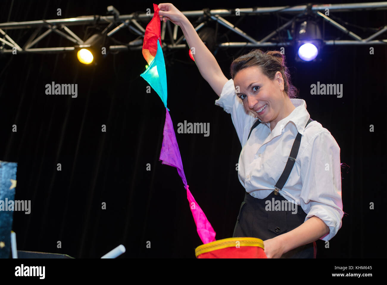 Magician assistant stage -Fotos und -Bildmaterial in hoher Auflösung ...