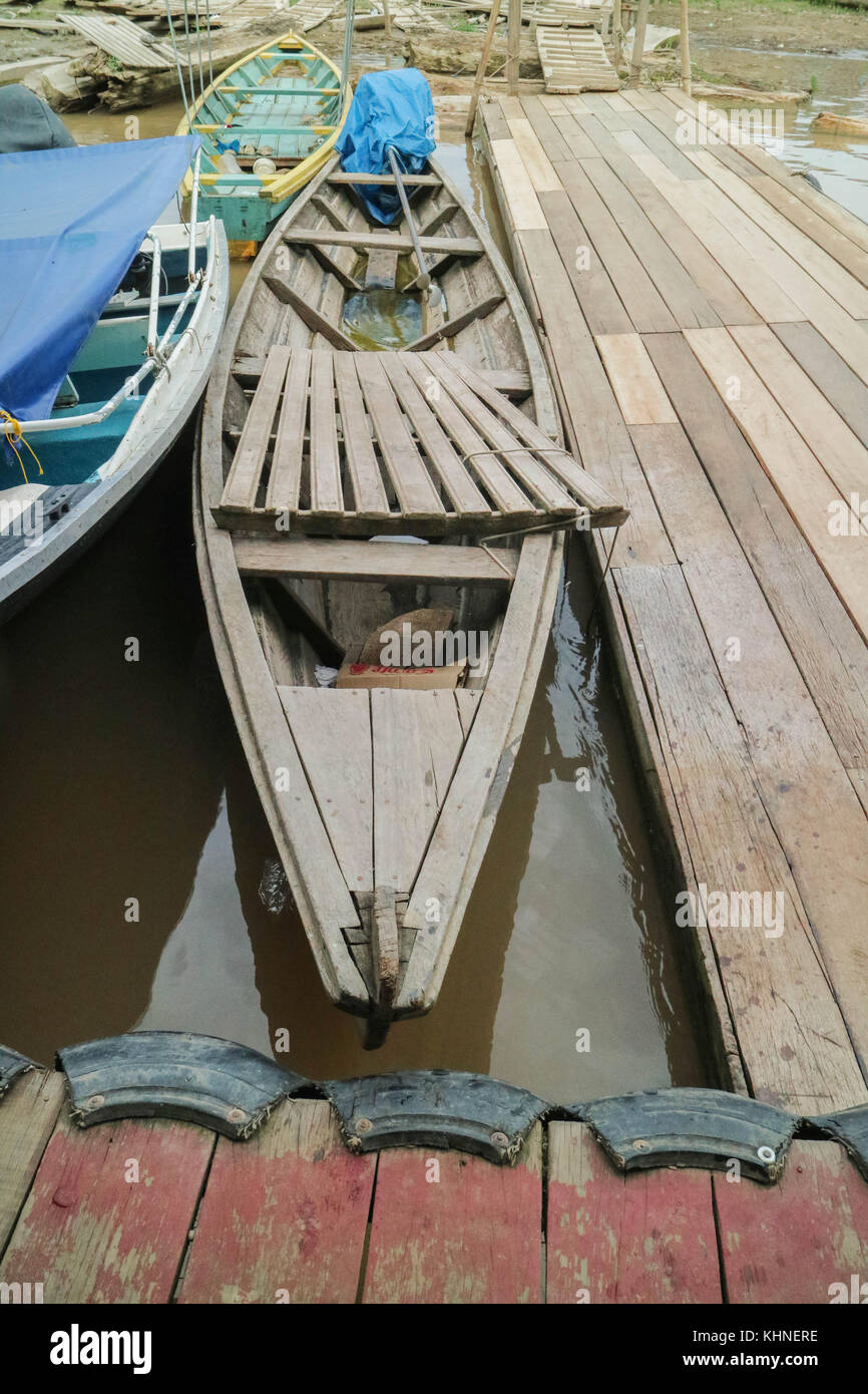 Holz- Kanu im flusshafen am Amazonas Regenwald Stockfotografie - Alamy