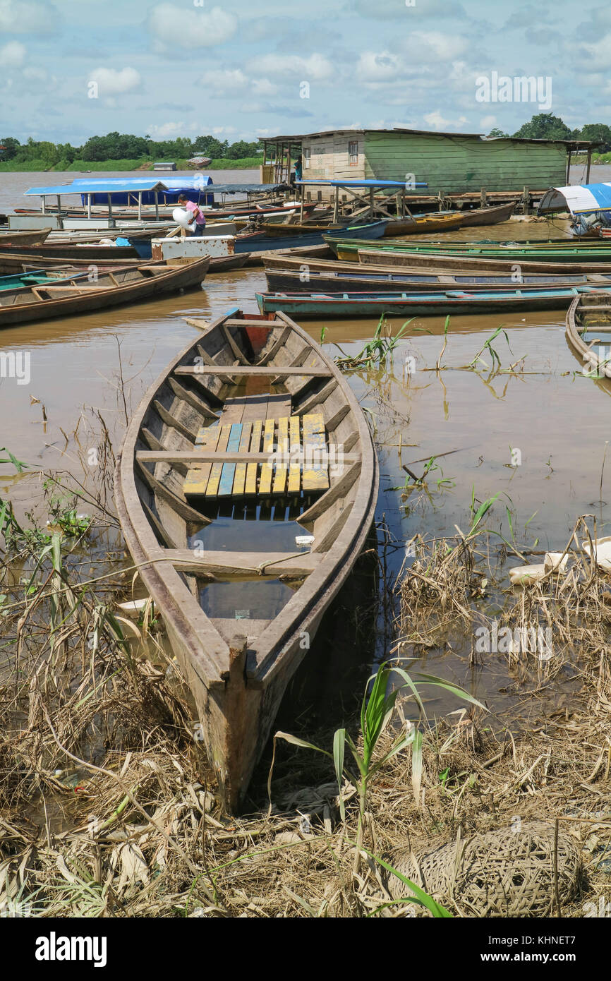 Holz- Kanu im flusshafen am Amazonas Regenwald Stockfotografie - Alamy
