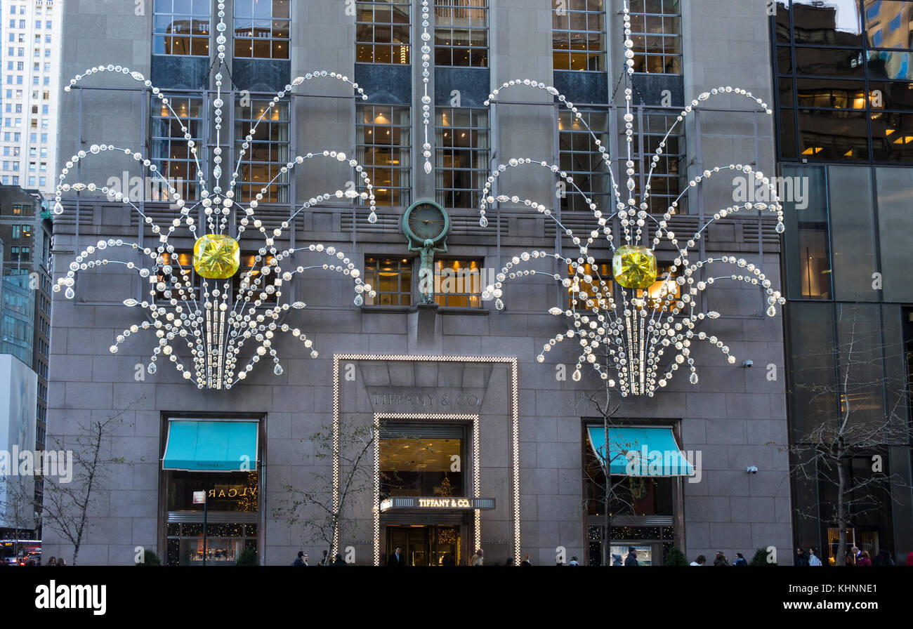 Tiffany Co auf der Fifth Avenue in New York City Der beruhmte Urlaub Fenster angezeigt wird Stockfotografie Alamy
