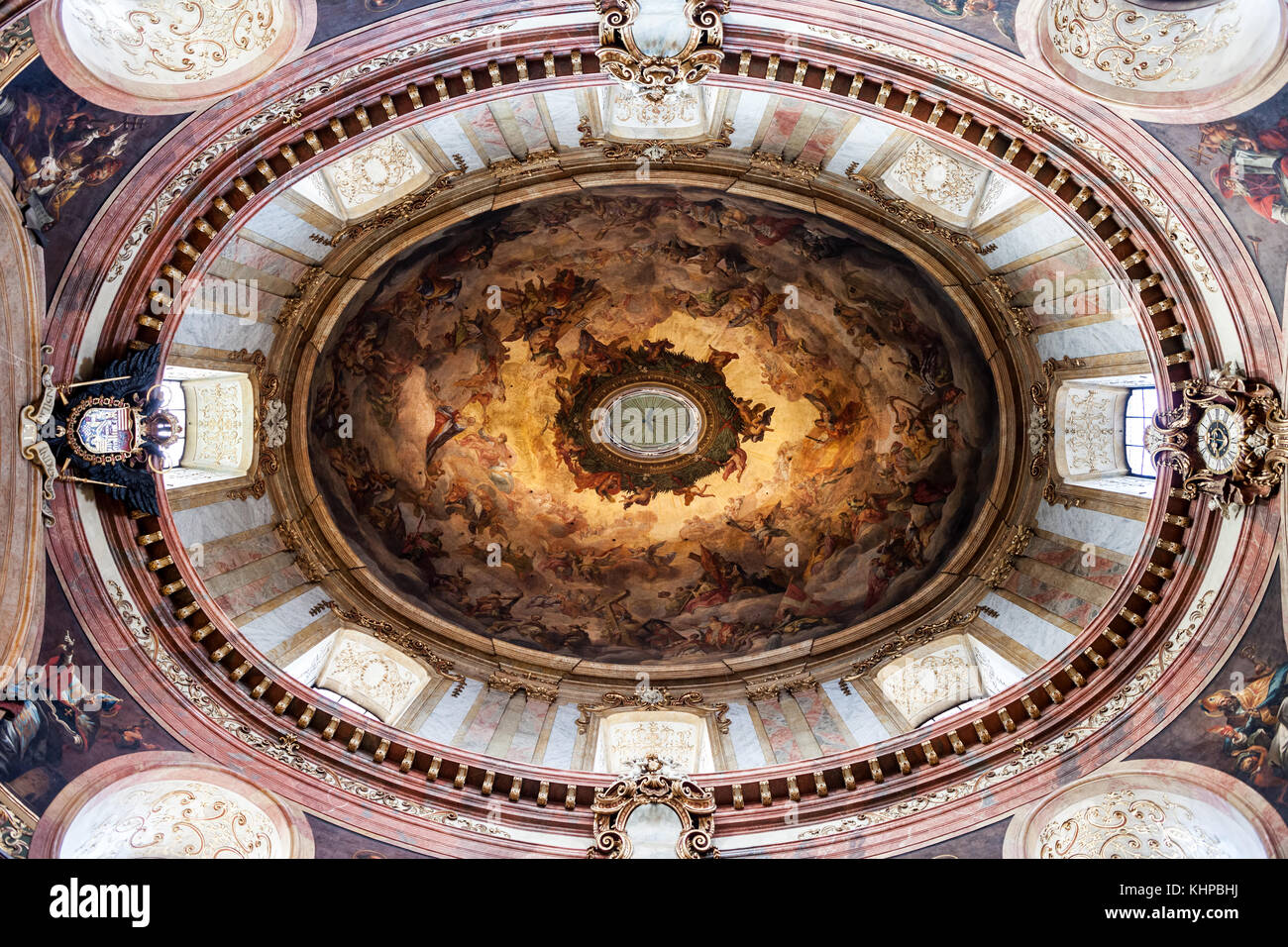 St. Peter's Kirche (Peterskirche) dome Interieur in Wien, Österreich, Kuppel mit der Krönung der ...