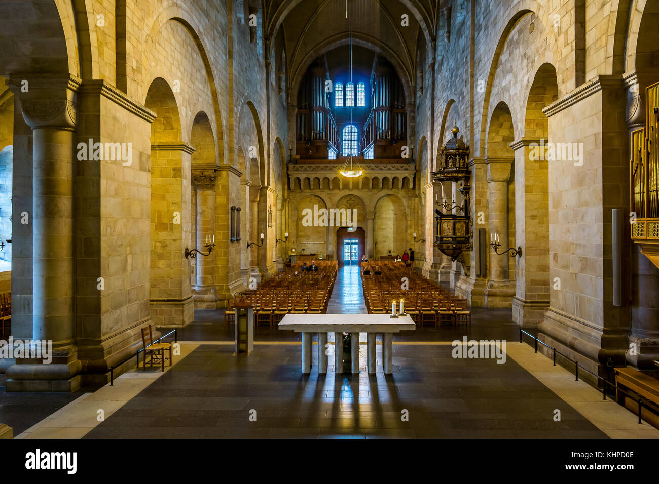 Mittelalterliches kirchenschiff -Fotos und -Bildmaterial in hoher Auflösung – Alamy