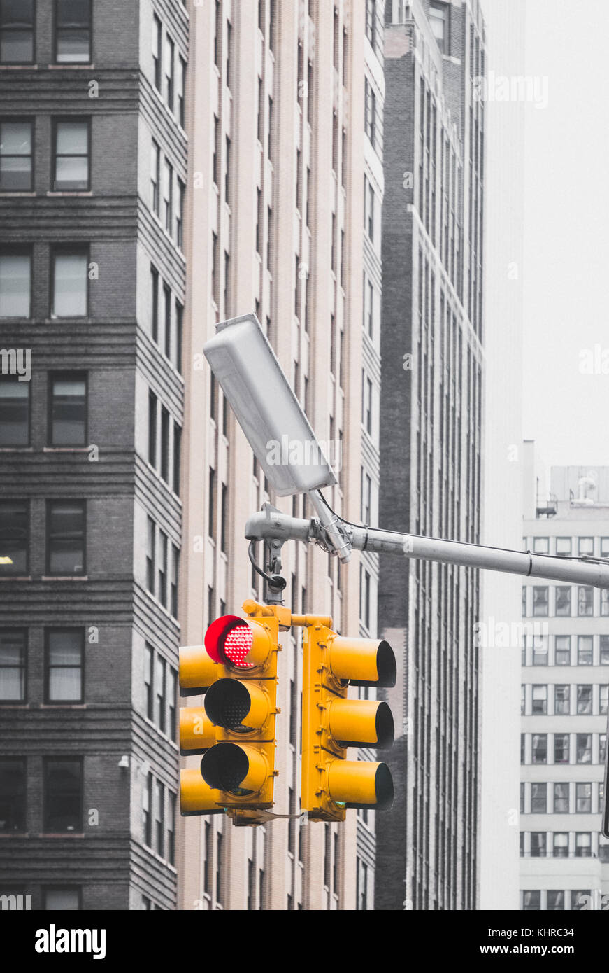 Overhanging traffic light -Fotos und -Bildmaterial in hoher Auflösung ...