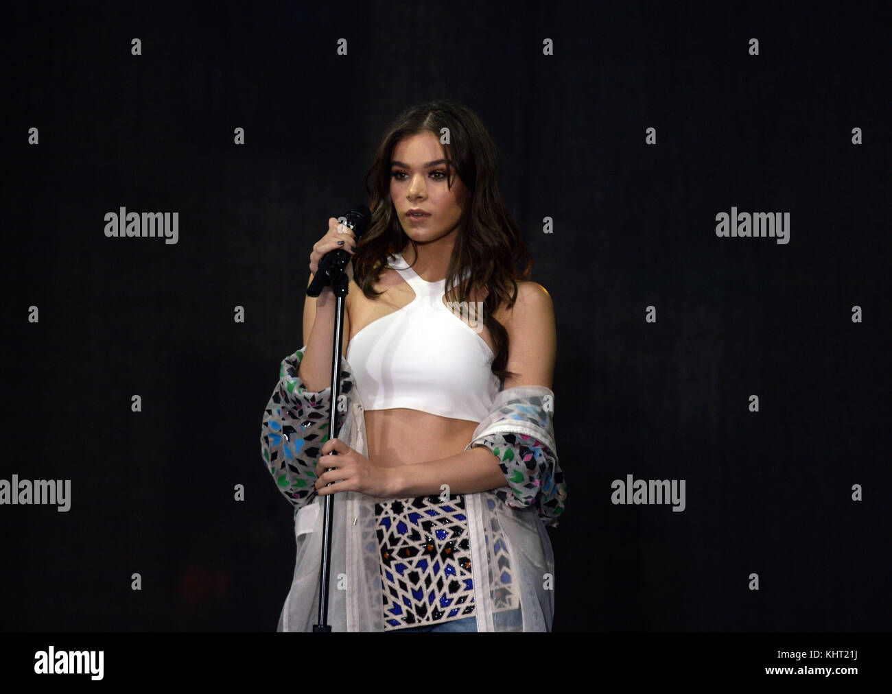 NEW YORK, NY - 14. JULI: Hailee Steinfeld tritt im Regen auf der NBC's ...