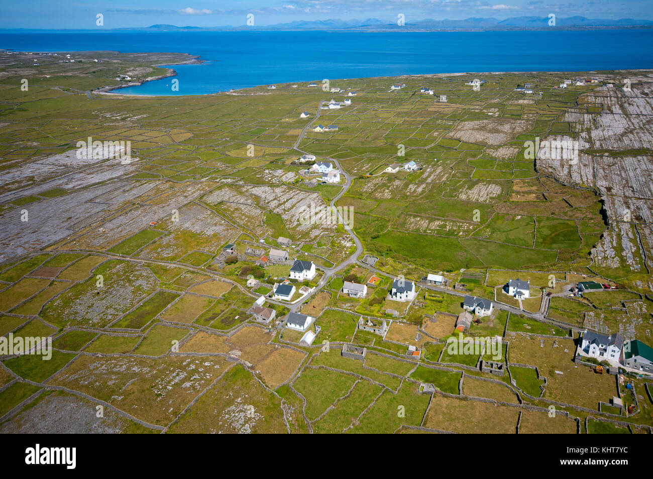 Luftaufnahme der Insel Inishmore, Aran Islands, County Galway, Irland ...