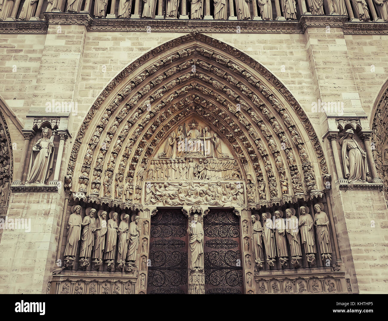 Geschnitztes Tympanon des Jüngsten Gerichts über dem Eingang der Notre ...