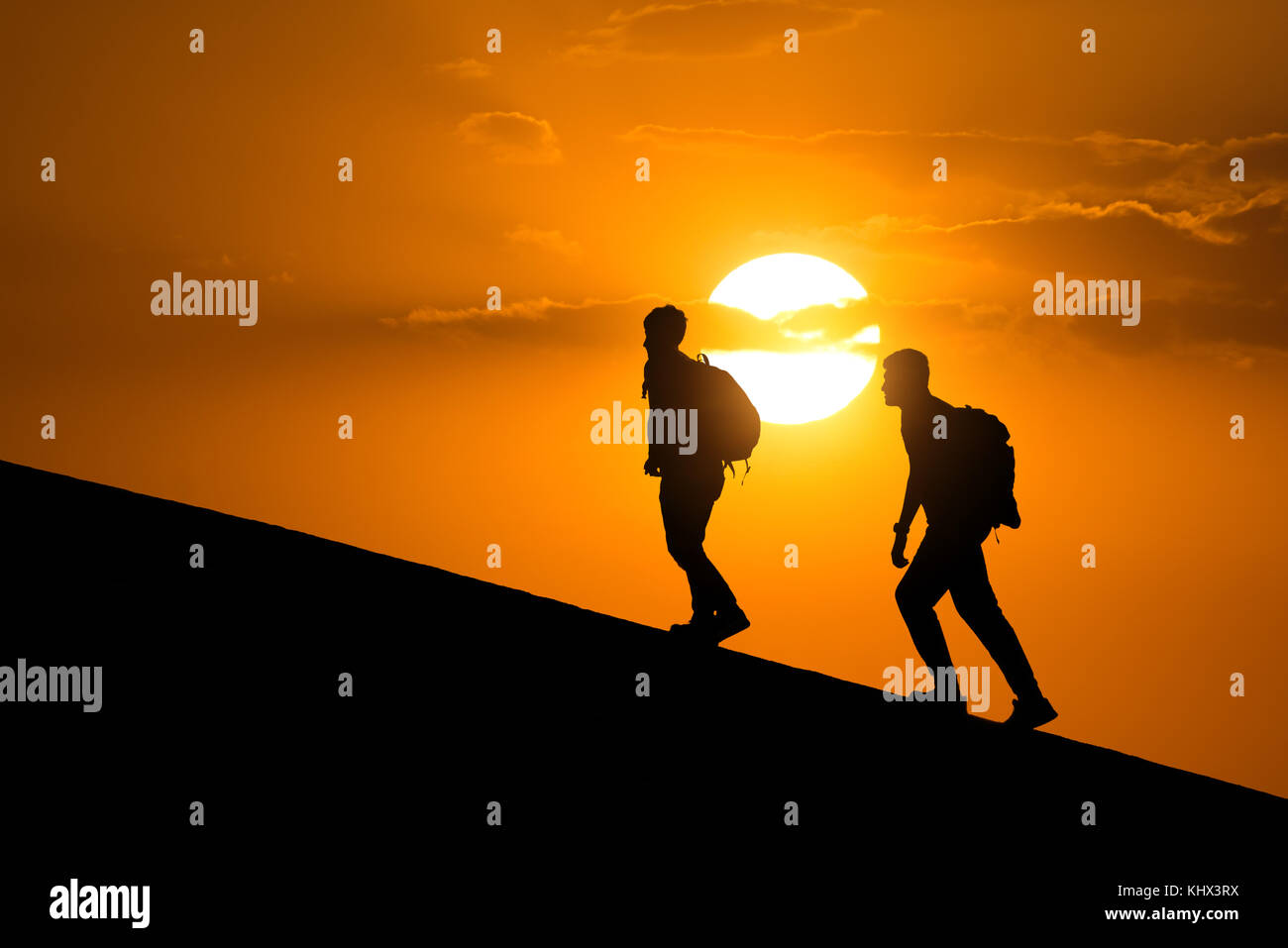 Silhouette der Wanderer, Menschen Seitenansicht zu Fuß auf dem Weg zu ...