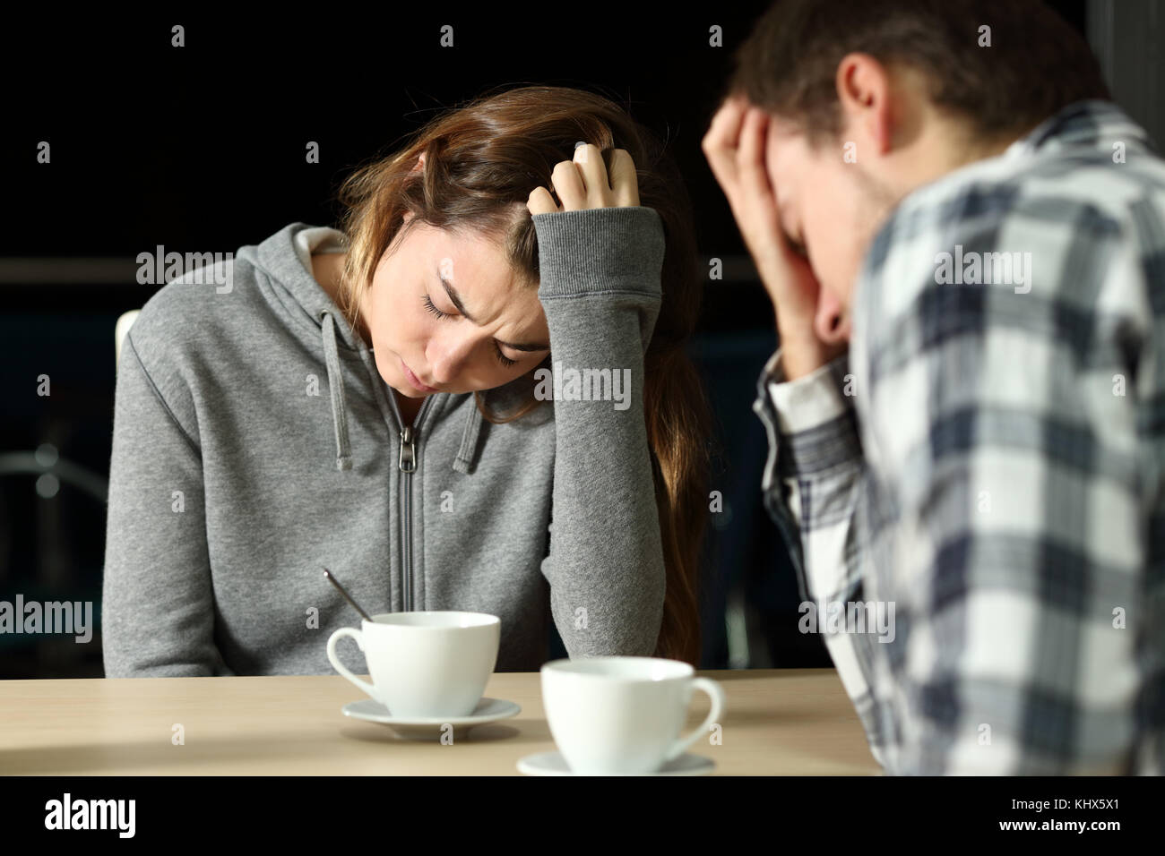 Traurig paar Jugendliche beschweren sitzen in einer Bar in der Nacht ...