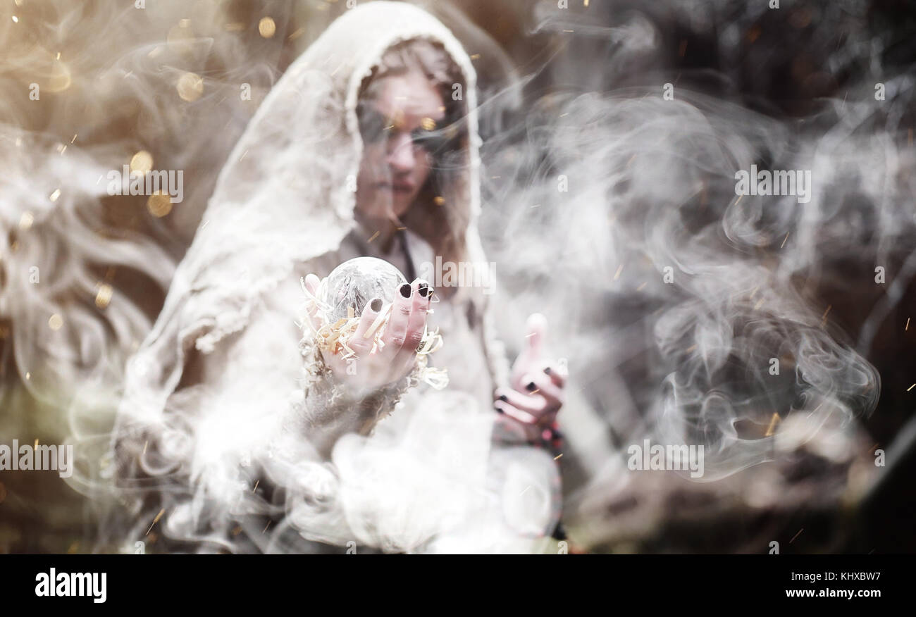 Märchen Zauberer. Ein Zauberer mit einem Glas Kugel, ein magischer ...