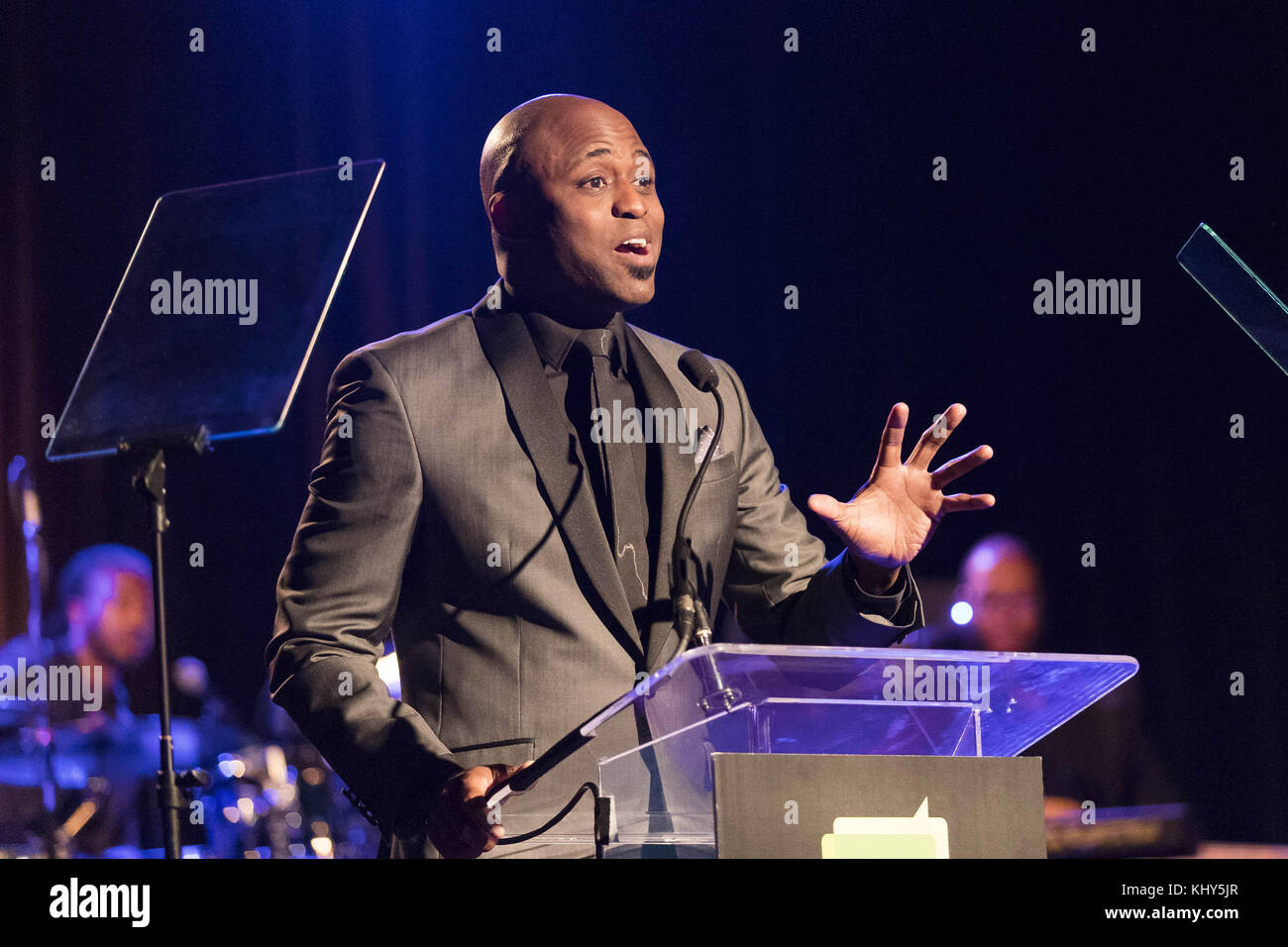 Glenn Close, Billy Crystal, Idina Menzel und andere helfen bei der ...