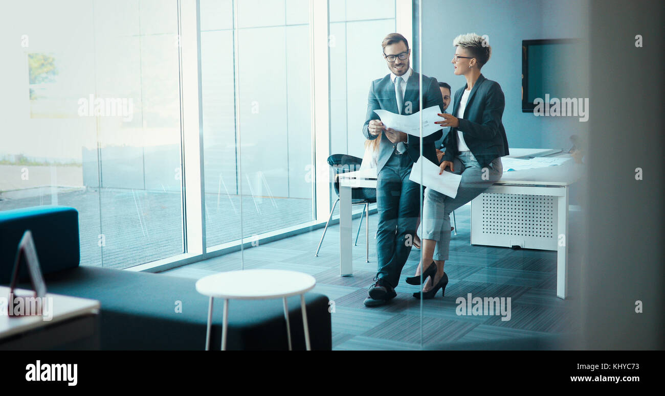 Kollegen zusammen und besprechen die Pläne Stockfotografie - Alamy