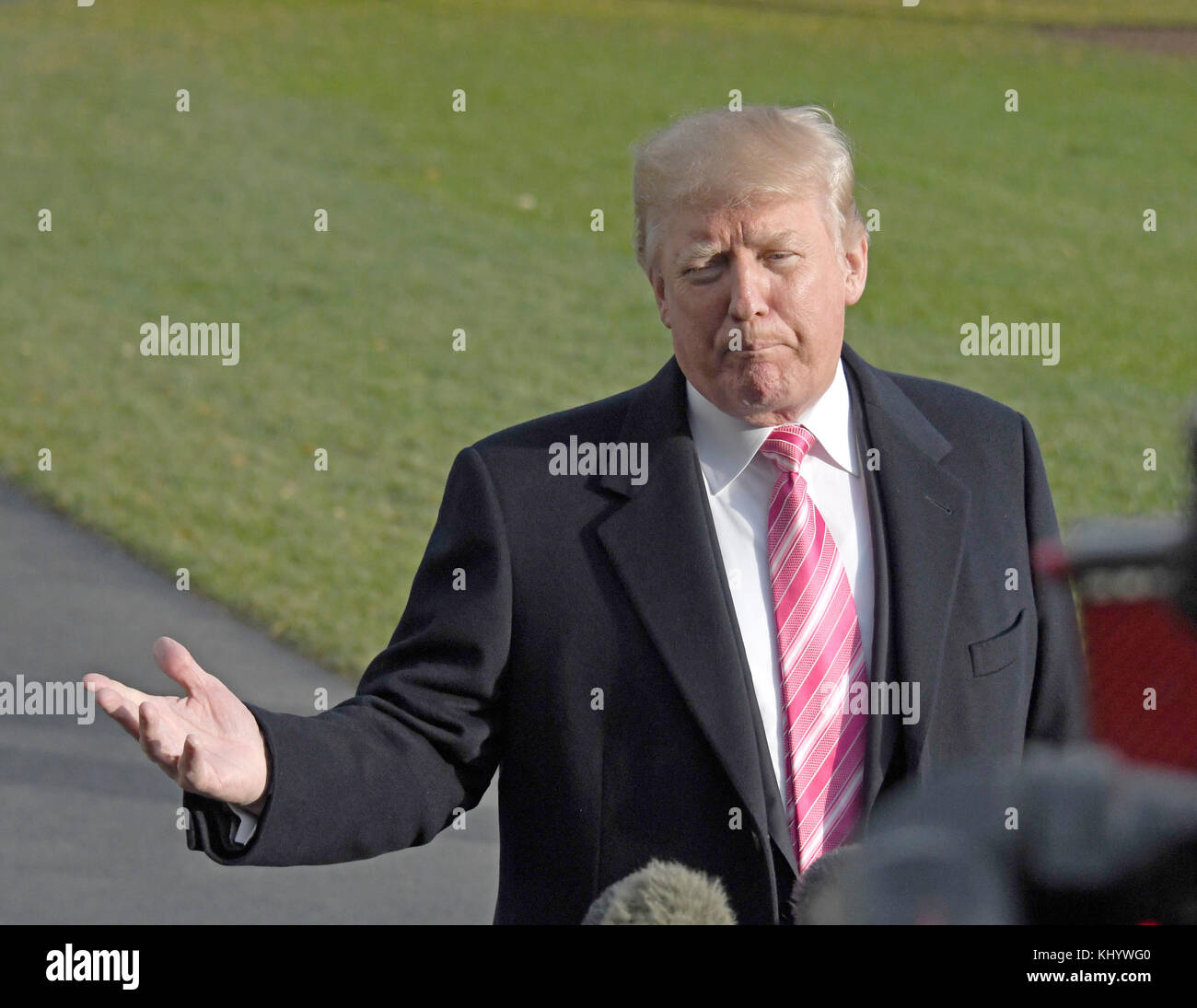 US-Präsident Donald J. Trump spricht vor seiner Abreise nach Mar-A-Lago ...