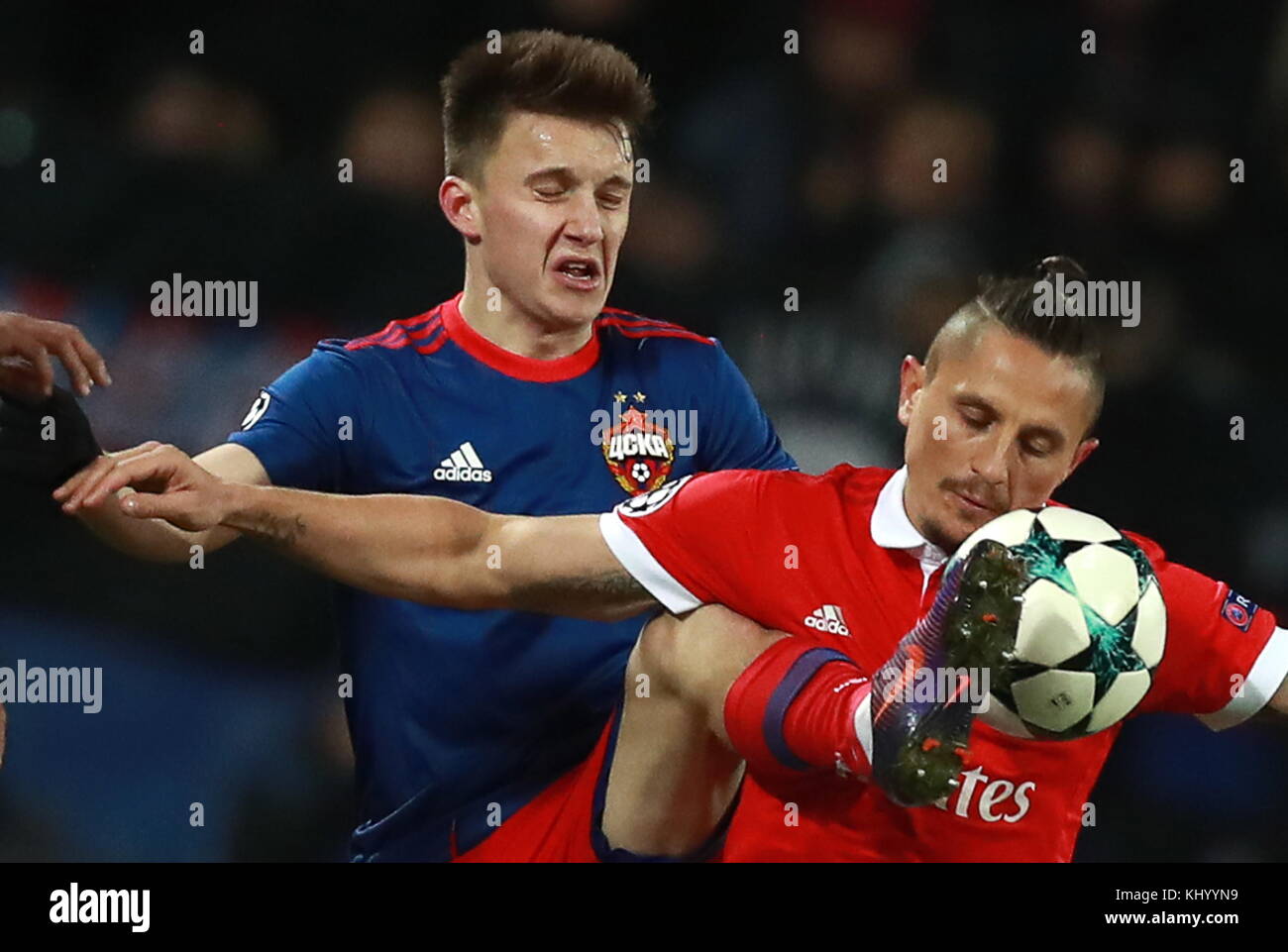 Moskau, Russland. 22 Nov, 2017.CSKA Moskau alexander Golovin (l) und ...