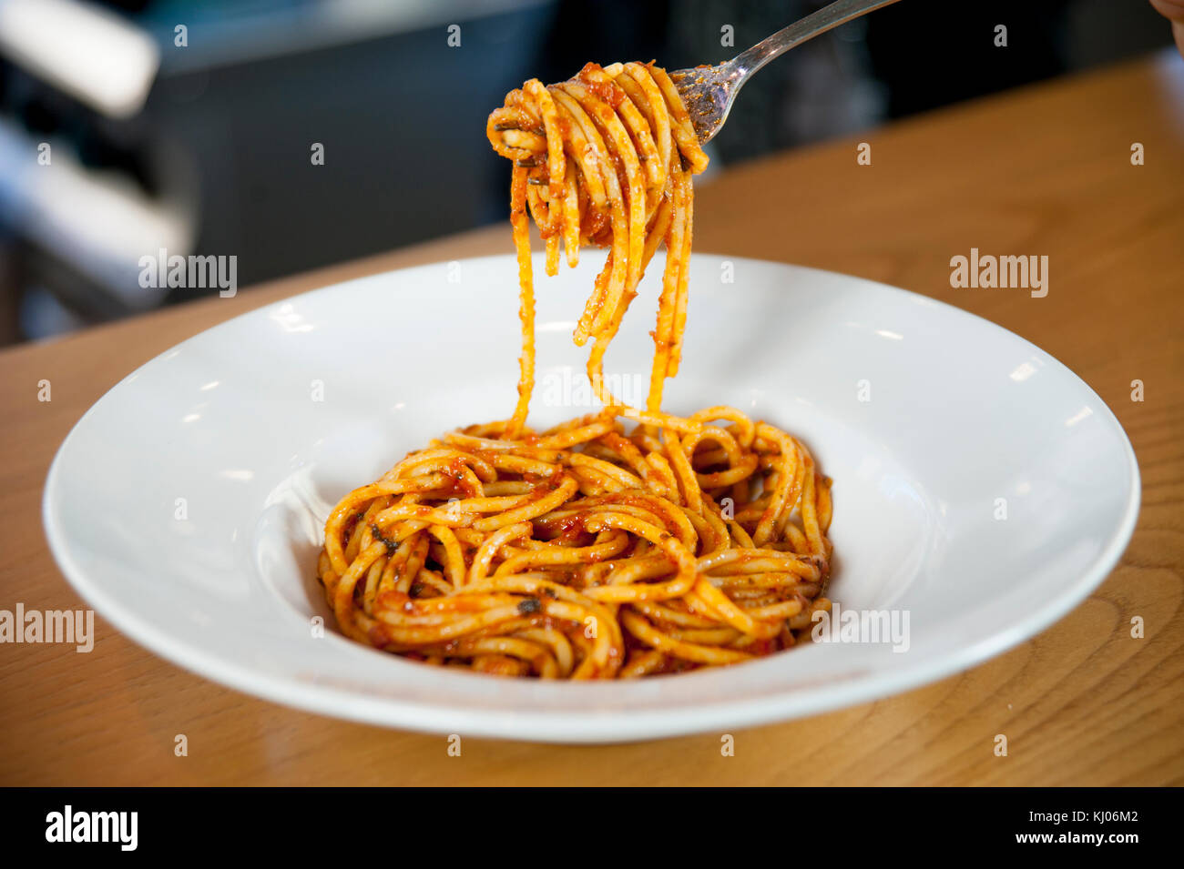 Teller spaghetti tomatensauce -Fotos und -Bildmaterial in hoher ...