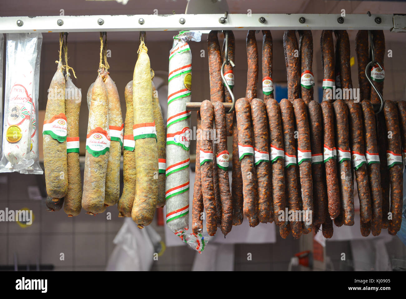 Budapest, Ungarn - Dezember 1, 2014: Wurst in der großen Markthalle in ...