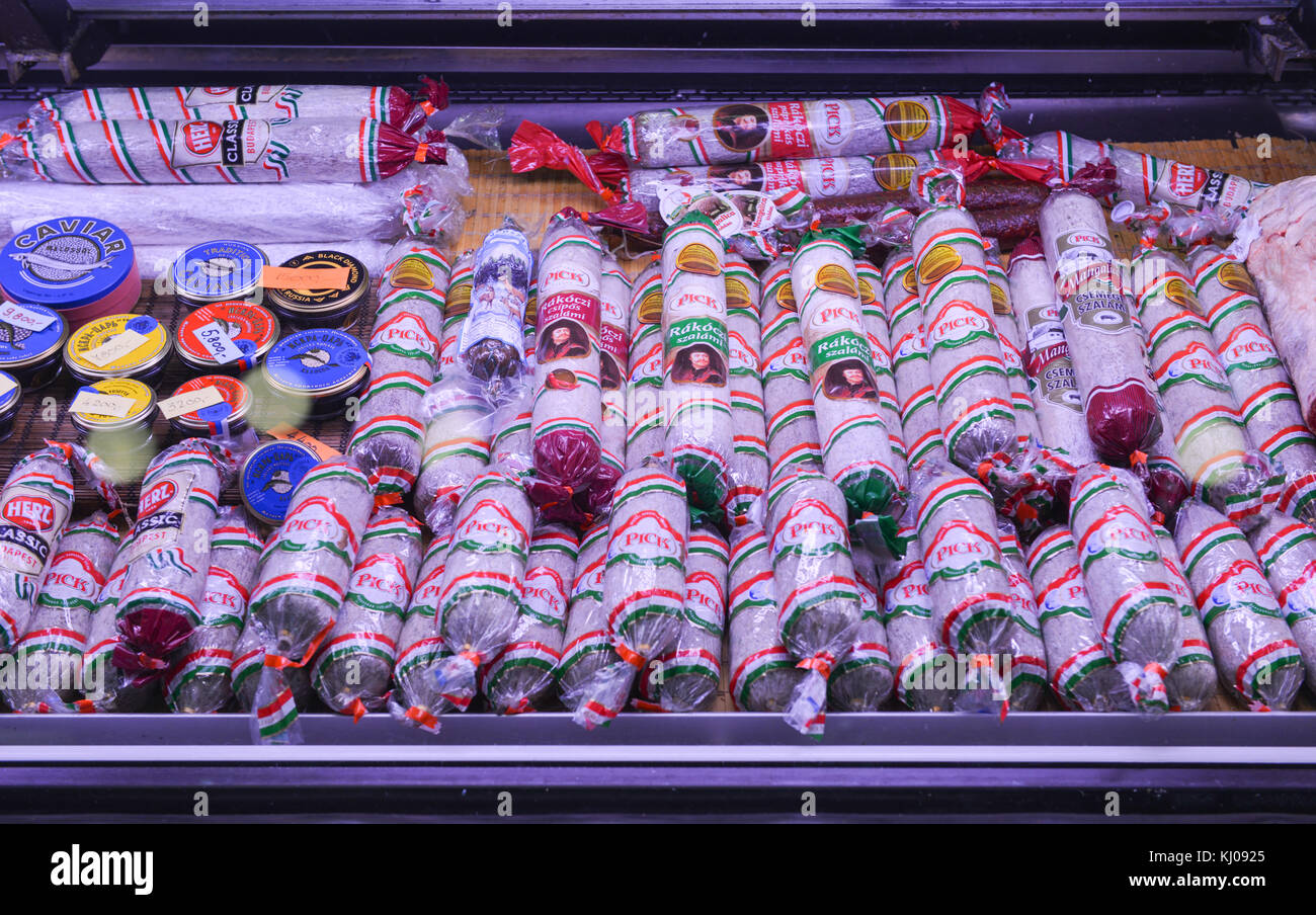 Budapest, Ungarn - Dezember 1, 2014: Wurst in der großen Markthalle in ...