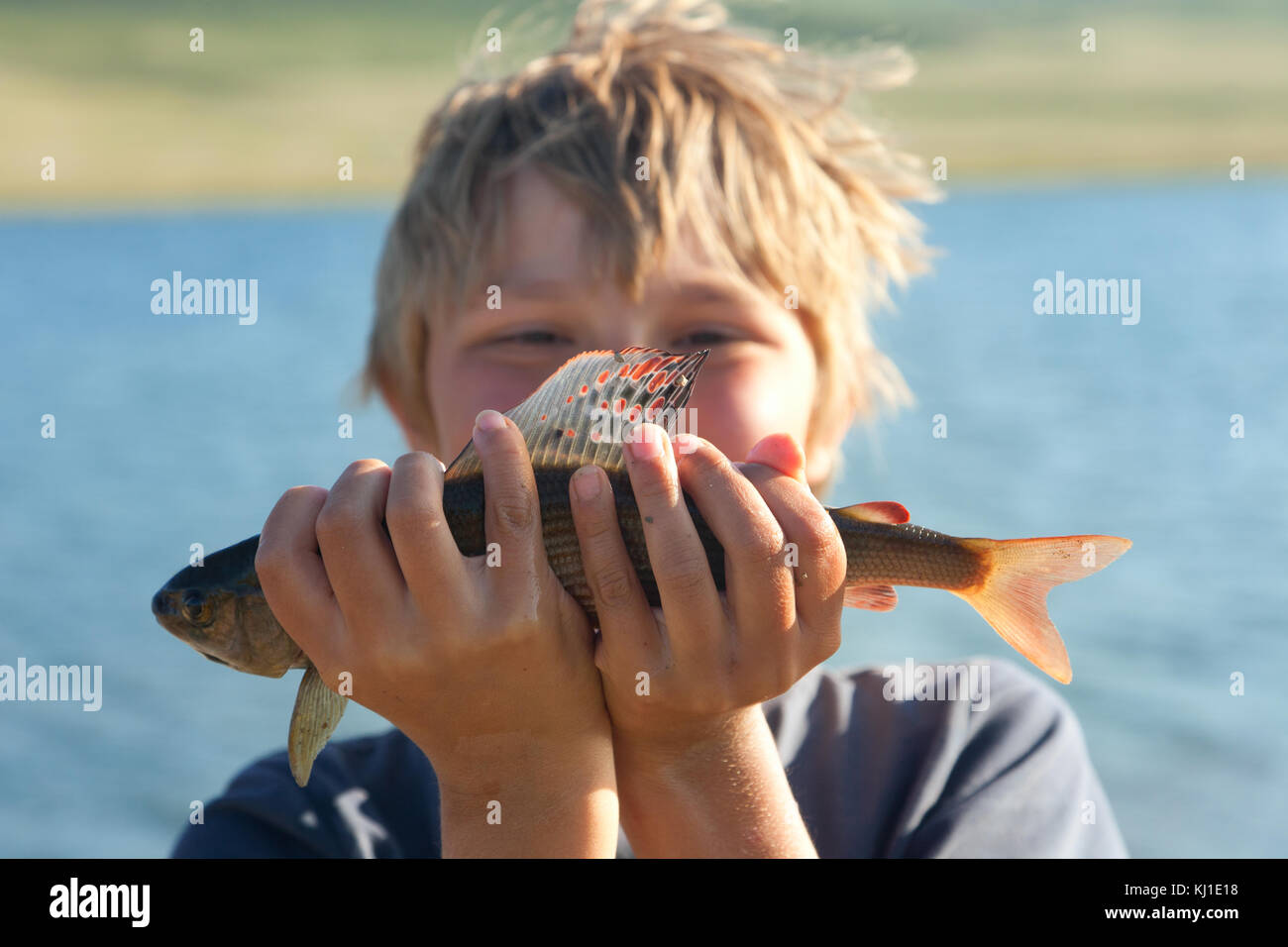 Junge gefangenen Äschen und zeigt alle ihren Fang Stockfotografie - Alamy