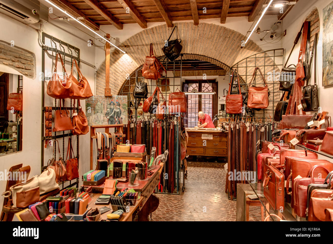Leather store -Fotos und -Bildmaterial in hoher Auflösung – Alamy