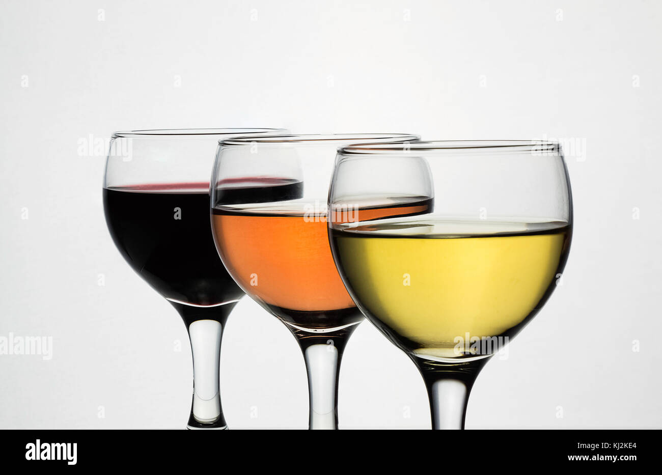 Close-up drei Gläser der französischen Weiss-, Rosé- und Rotwein auf ...