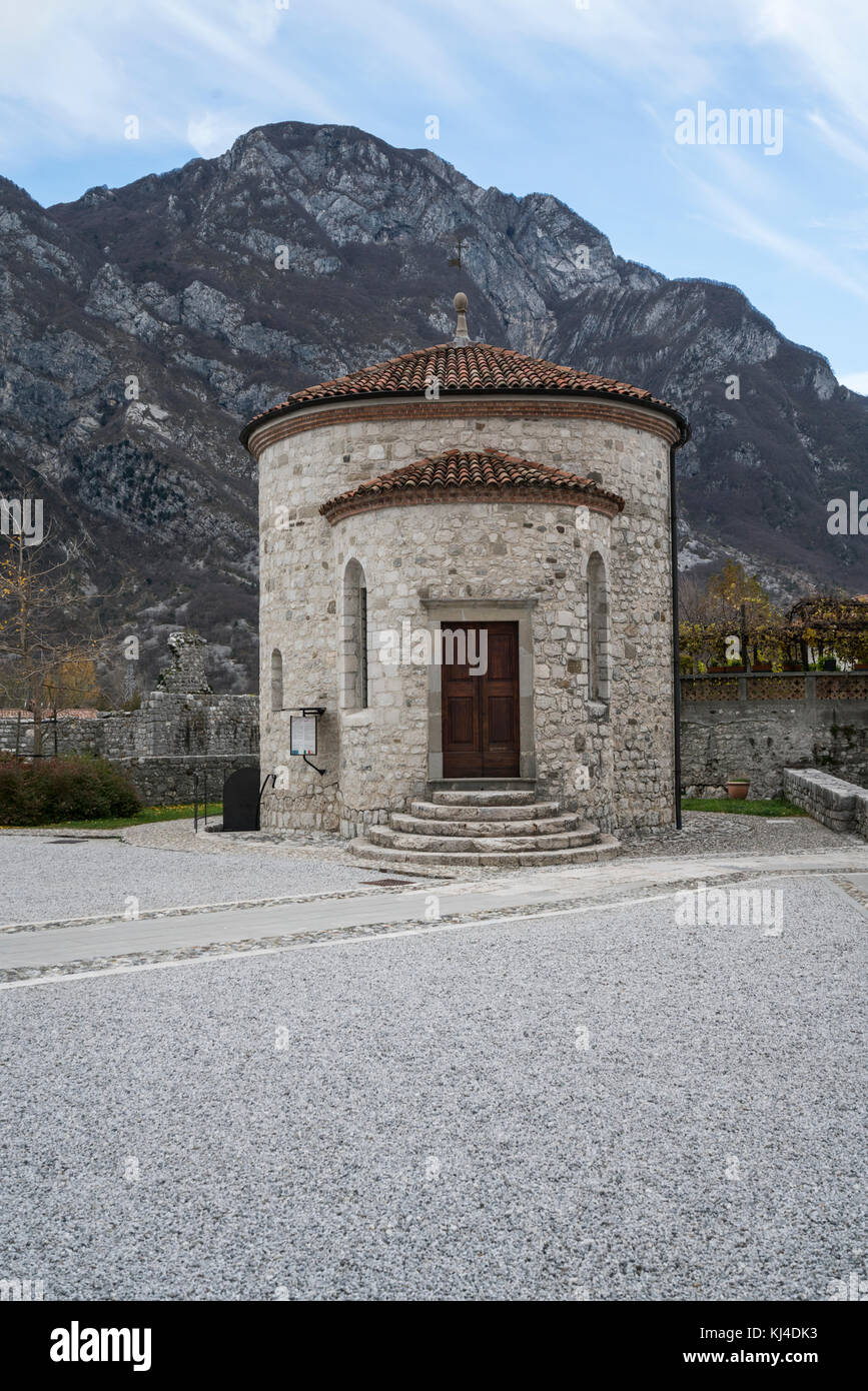 Blick auf das Taufbecken in der Kirche von Sant'Andrea Apostel in ...