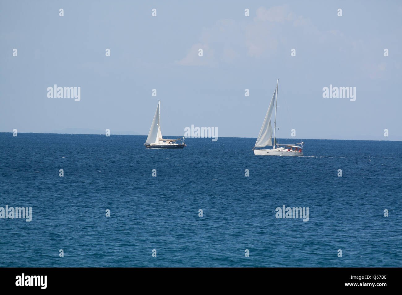 Zwei Segelschiffe auf See Stockfotografie - Alamy