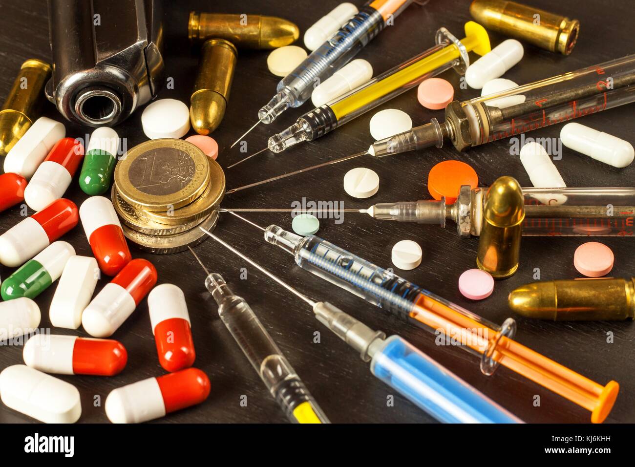 Umsatz von rauschgift Waffen und Drogen auf dem Tisch. Pistole und Munition Stockfotografie - Alamy